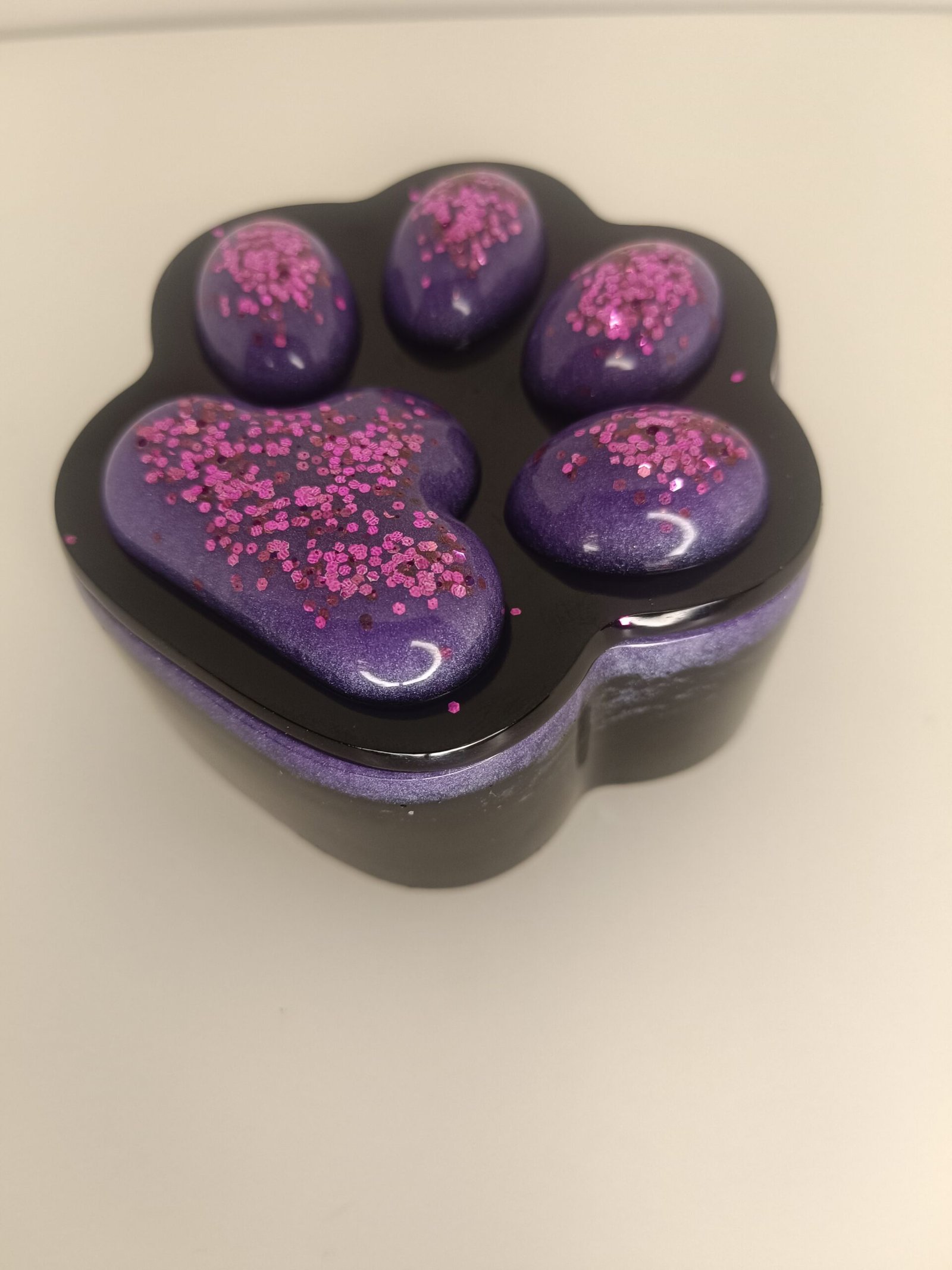 Découvrez la Boîte Patte de Chat Noir avec Coussiné Violet Pailleté ...